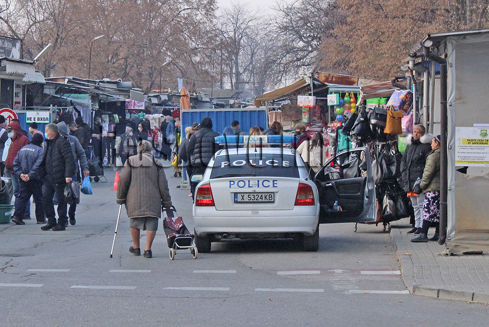 Полицаи глобяват клиенти без маски на Неделния пазар затвориха Автопазара в Димитровград